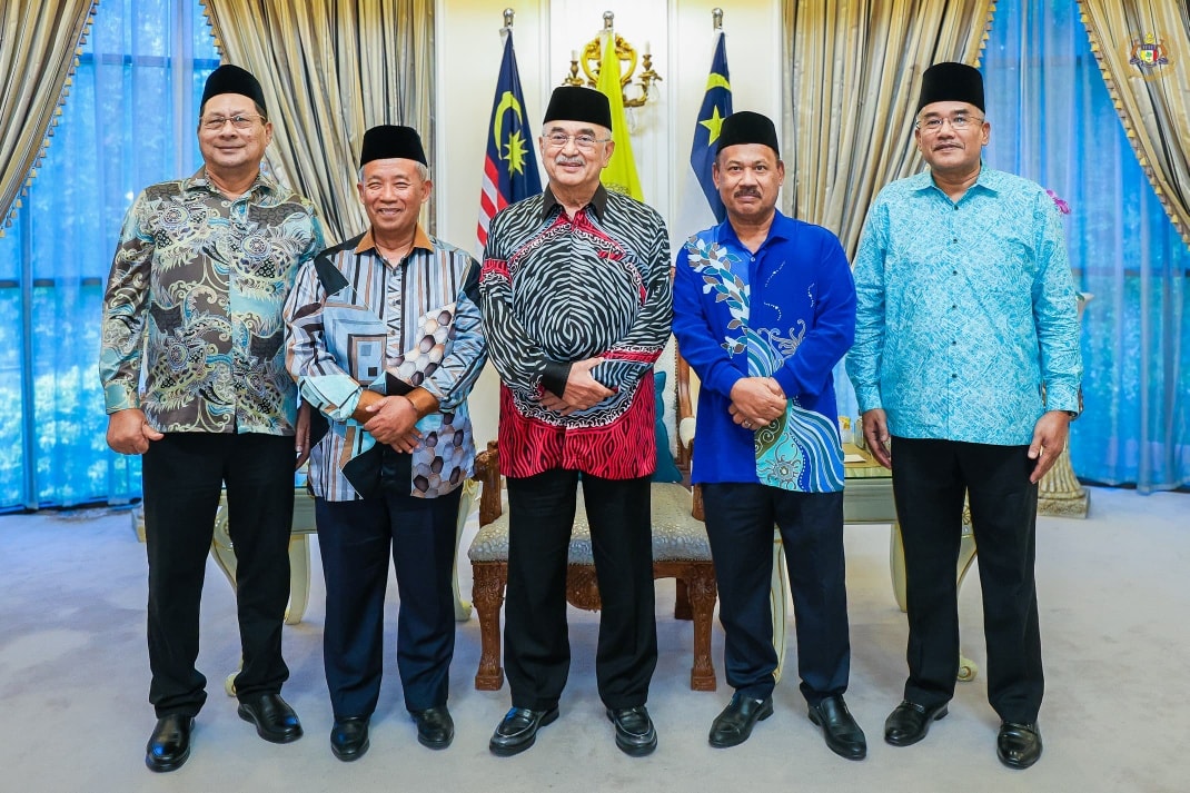 Yang di-Pertua Negeri Melaka mengadakan perjumpaan bersama YBhg. Dato ...